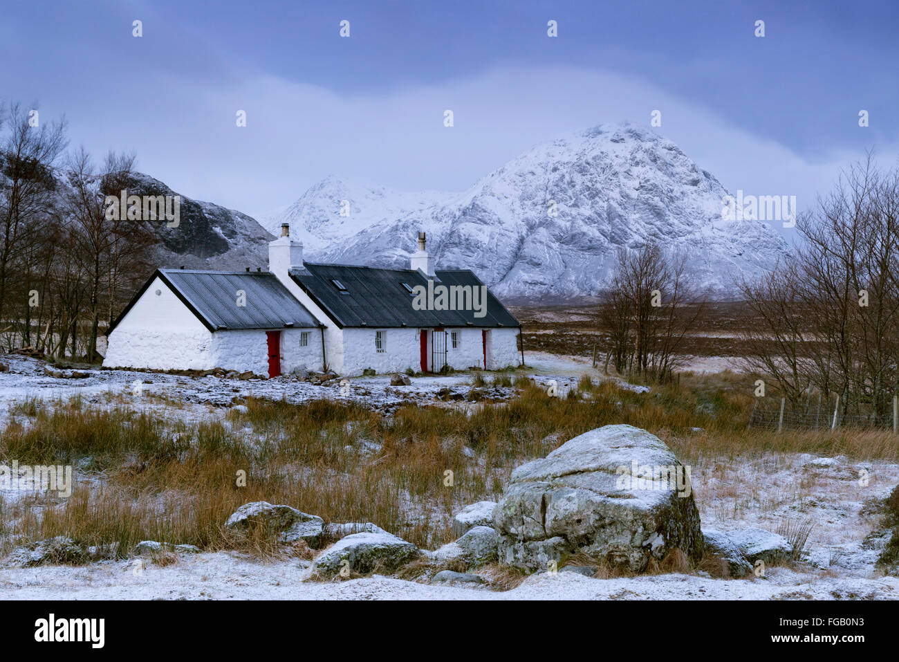 Cottage snow uk hi-res stock photography and images - Alamy