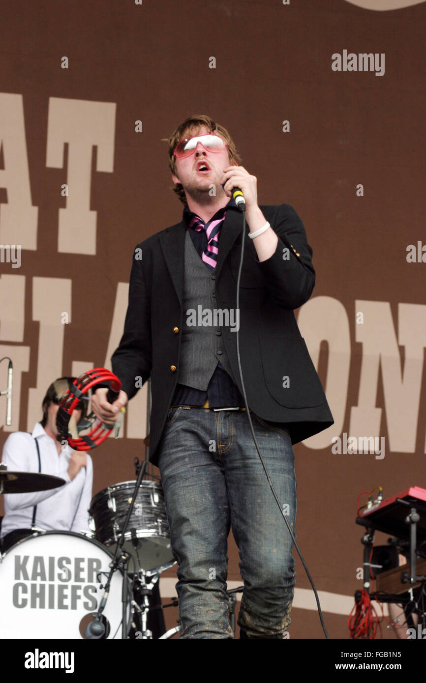 Ricky Wilson of the Kaiser Cheifs playing at Glastonbury Festival 2005 ...