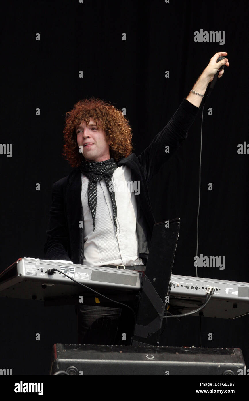 Steve Bays singer in the Hot Hot Heat band performing at Glastonbury ...