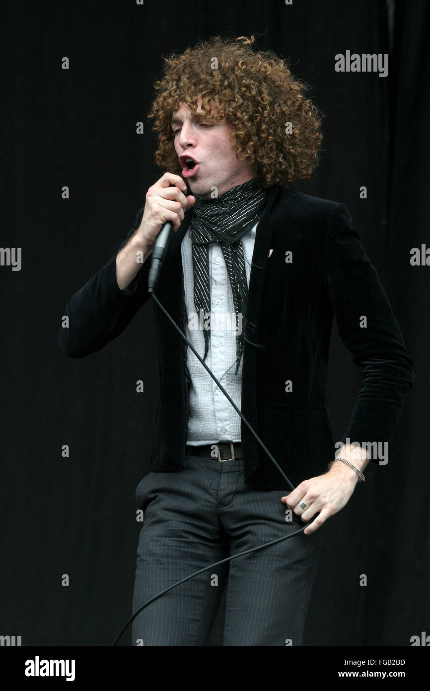 Steve Bays singer in the Hot Hot Heat band performing at Glastonbury ...