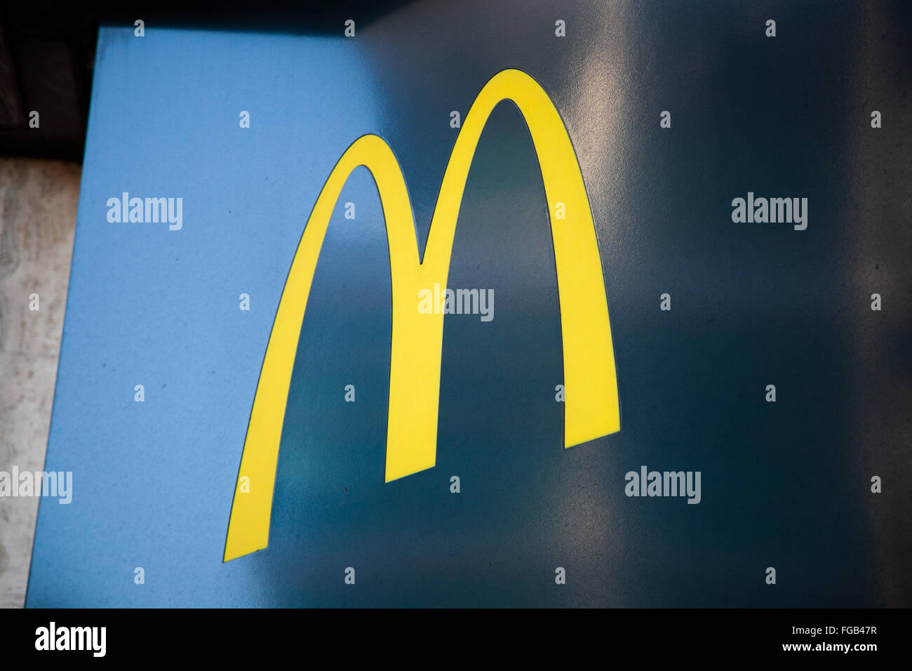 Mcdonalds golden arch sign hi-res stock photography and images - Alamy