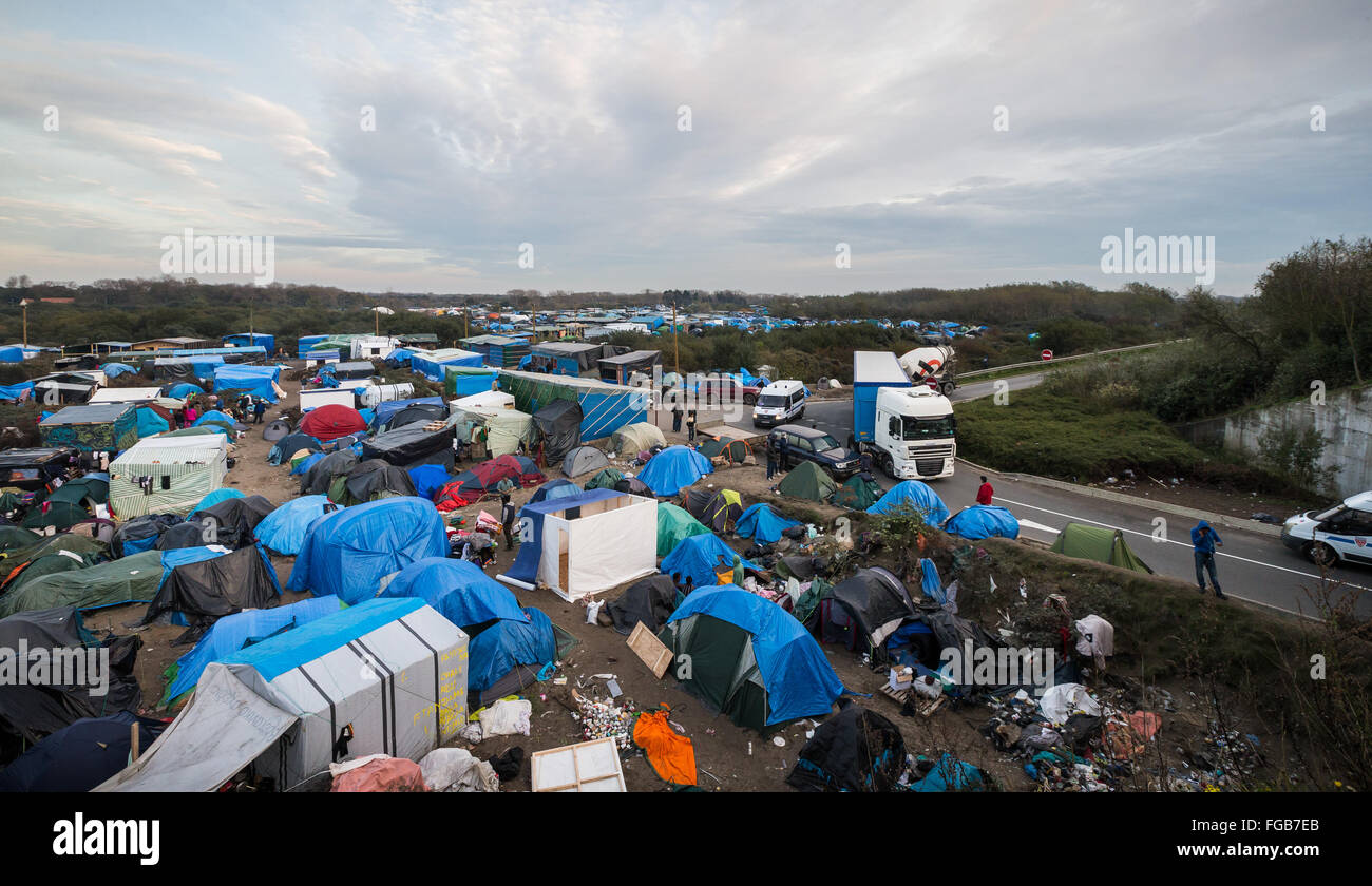 Makeshift shelters in the crowded Jungle Refugee Camp, Calais, France ...