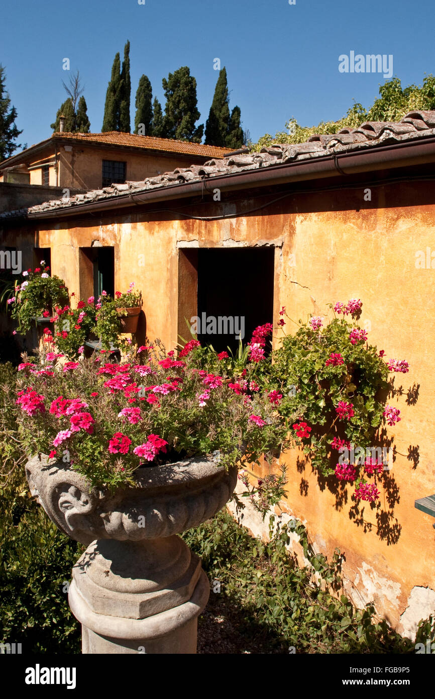 Terra cotta buildings hi-res stock photography and images - Alamy
