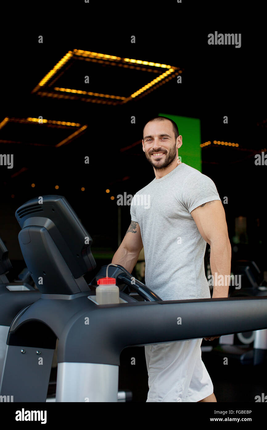 muscular man doing exercise at the gym Stock Photo - Alamy