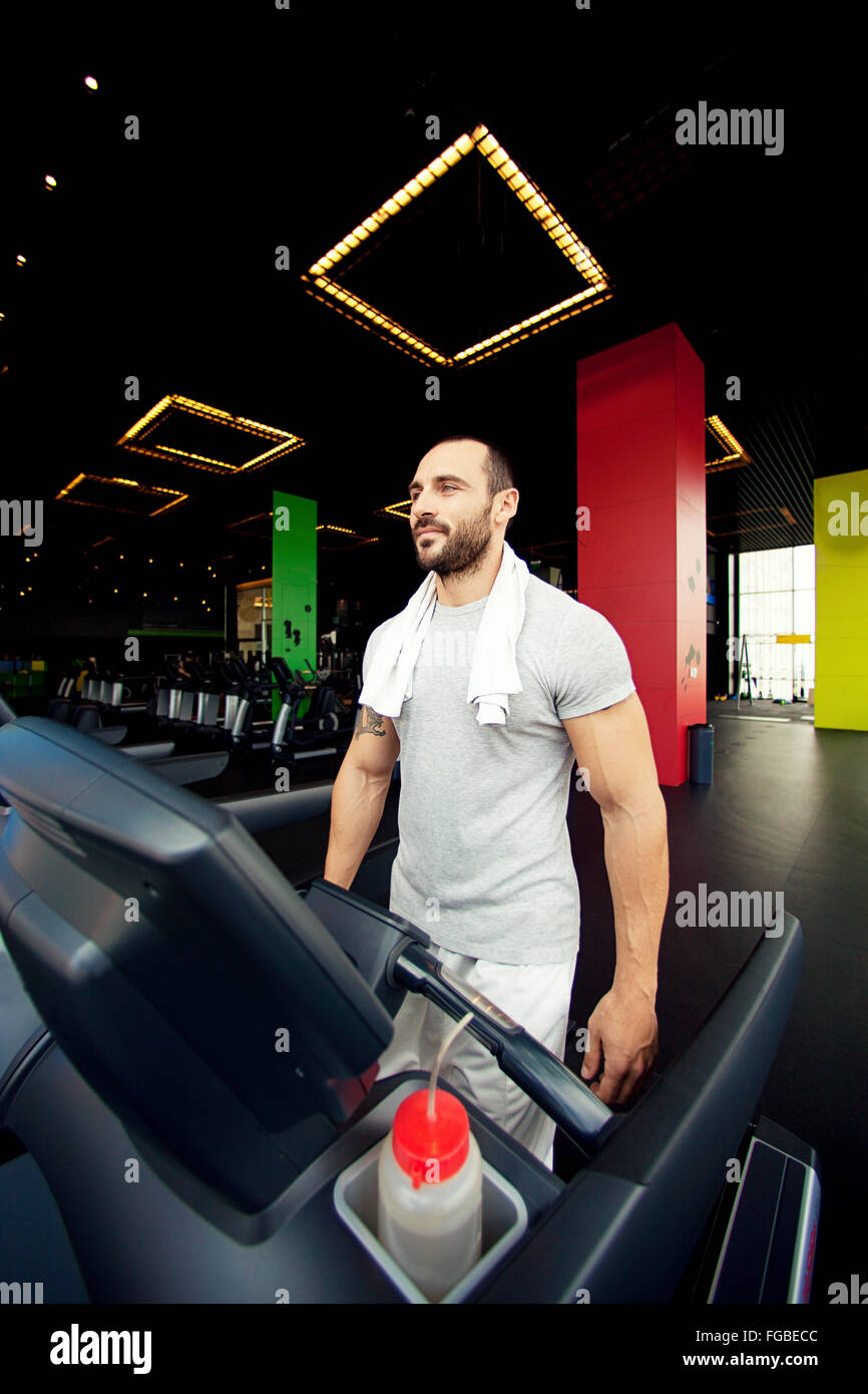 muscular man doing exercise at the gym Stock Photo - Alamy