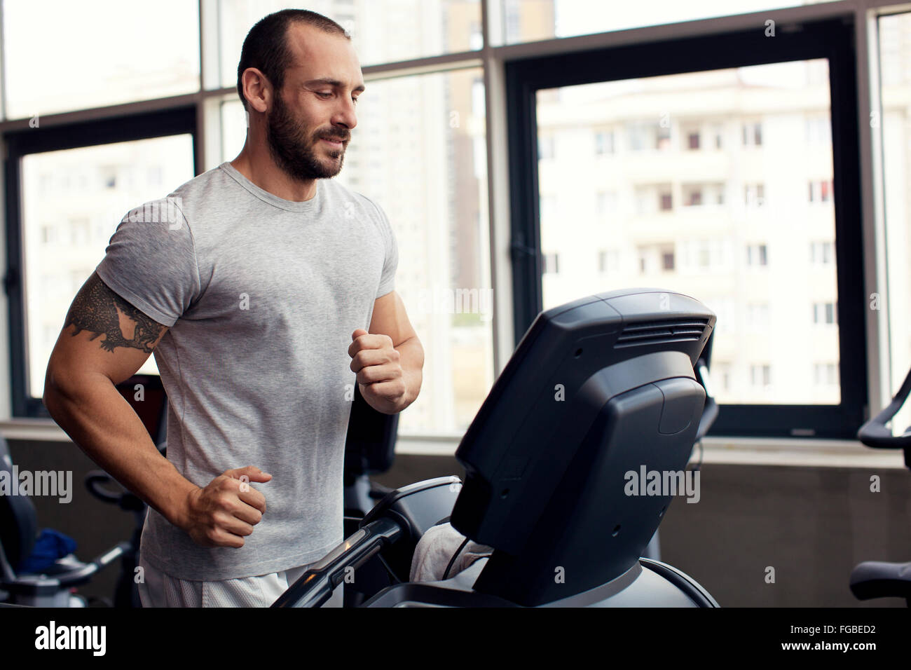 muscular man doing exercise at the gym Stock Photo - Alamy
