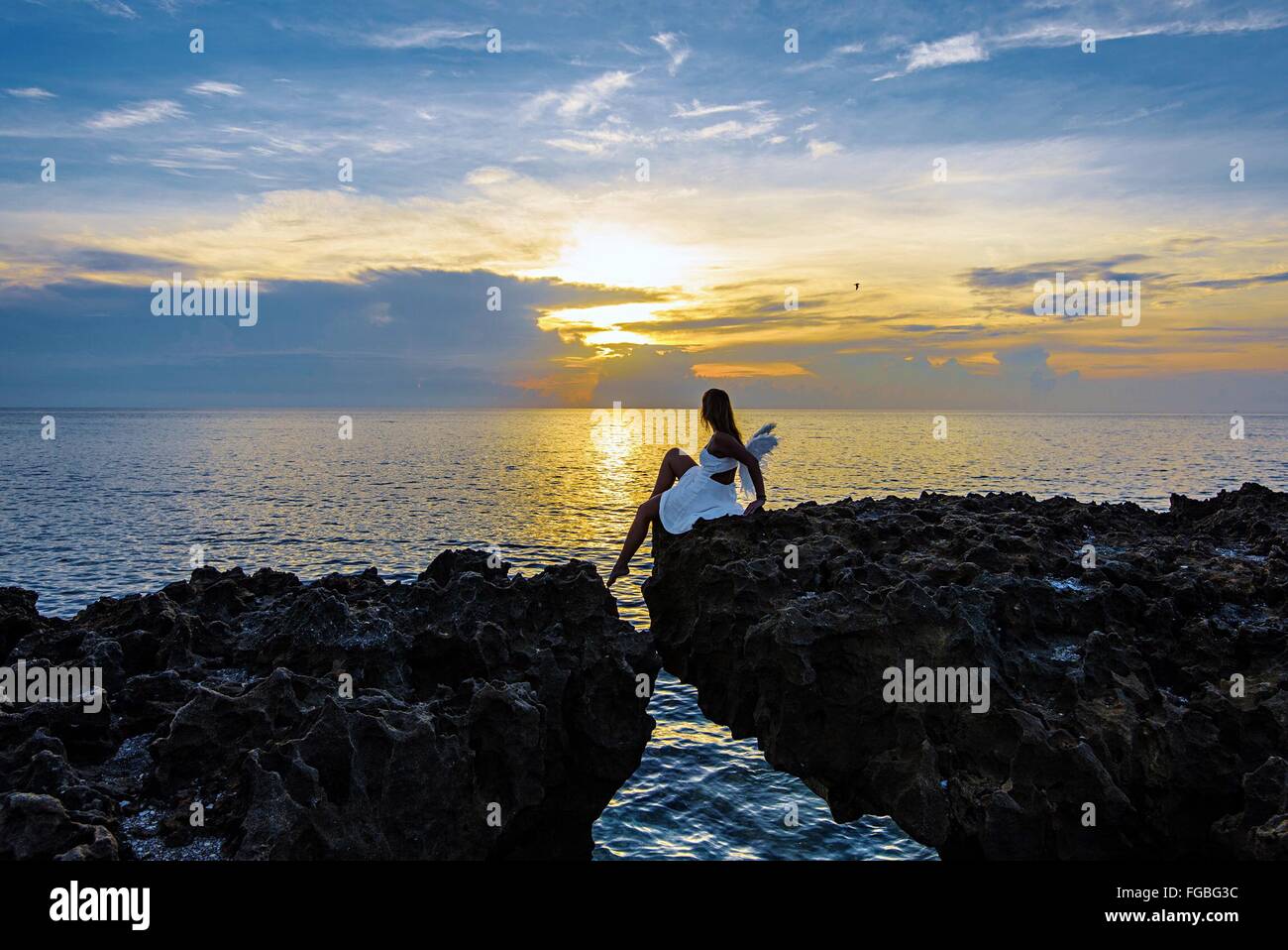Looking over the edge of the cliff hi-res stock photography and images ...