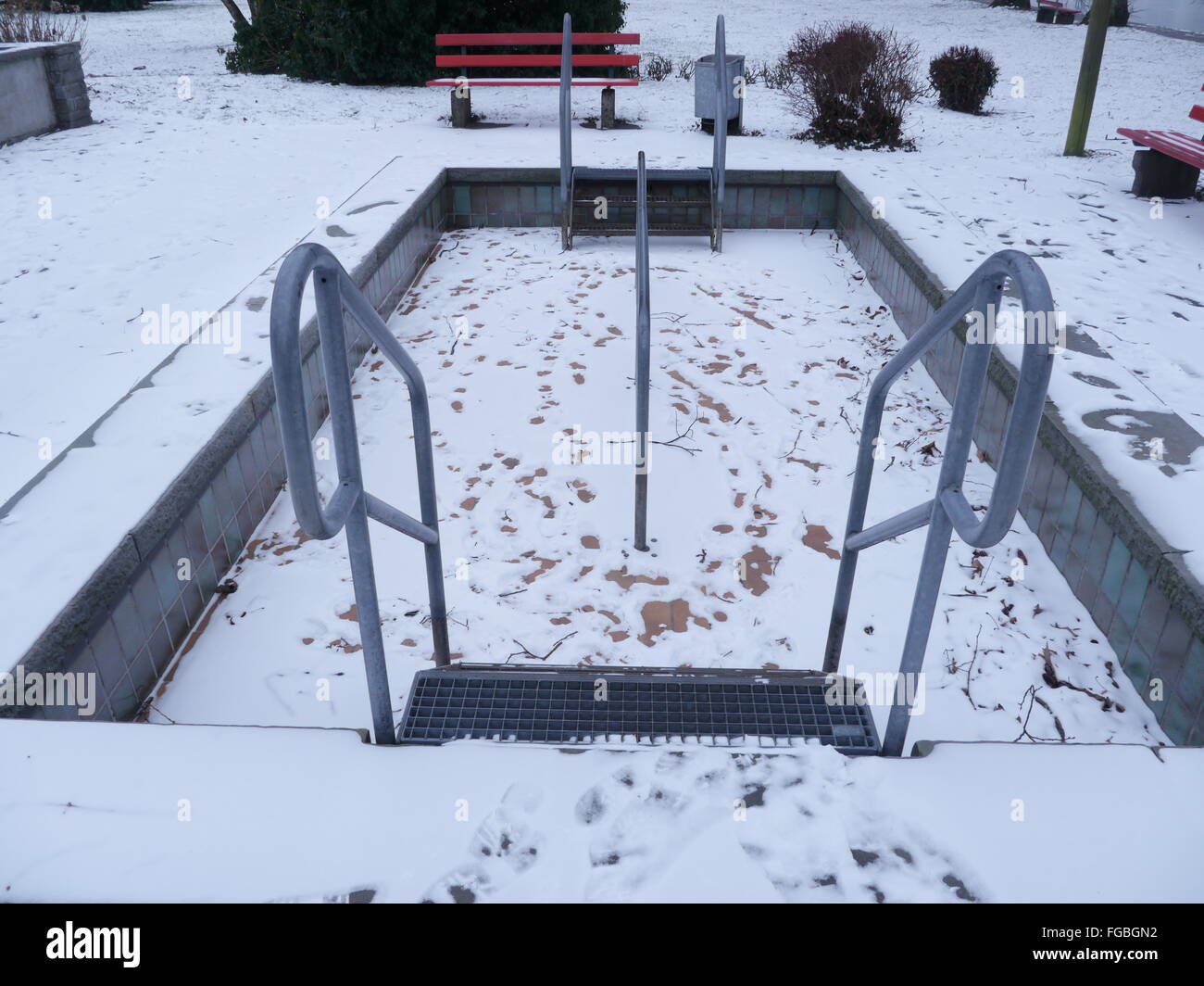 Covering swimming pool hi-res stock photography and images - Alamy