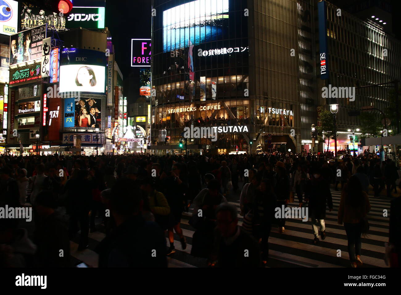 Crowd Crossing Road At Night In City Stock Photo - Alamy
