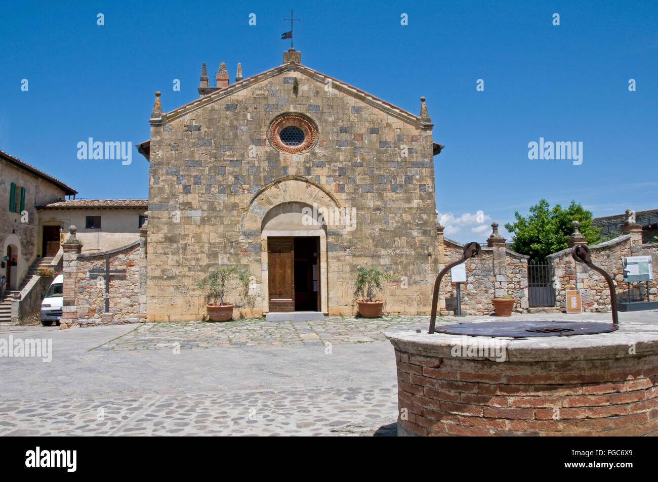 The hilltop village of Monteriggioni in Tuscany Stock Photo - Alamy