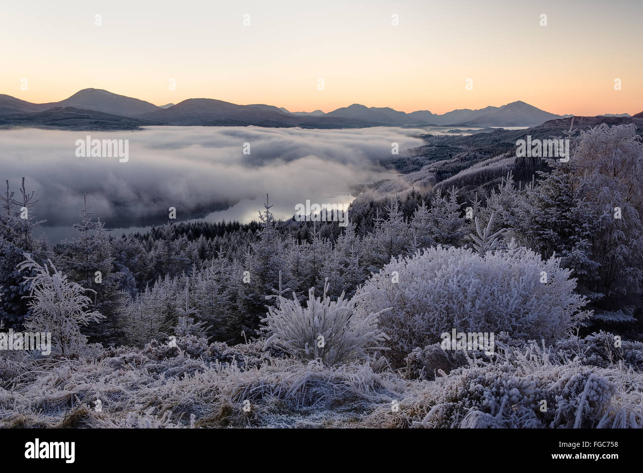 Heavy frost and mist over Loch Garry Stock Photo - Alamy