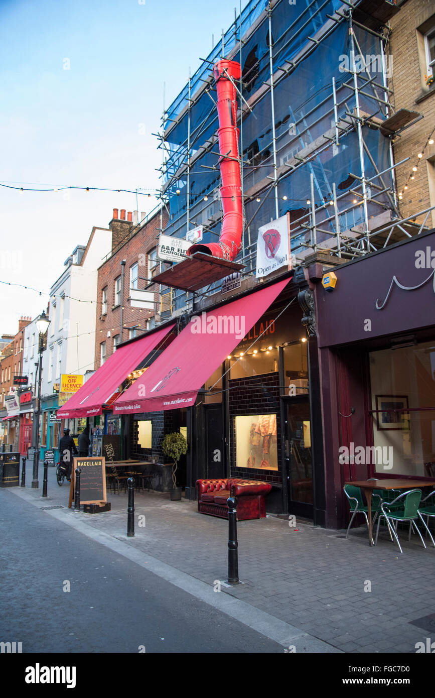 builders chute pipe buidling scaffolding flats Stock Photo - Alamy