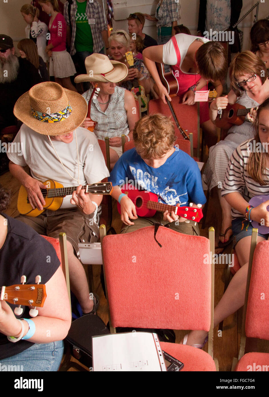 Seated people hi-res stock photography and images - Alamy