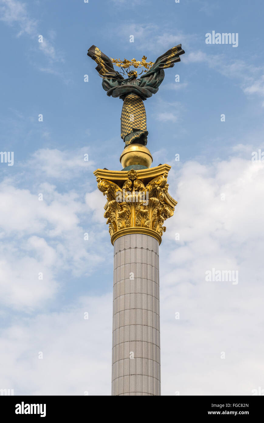 Independence Monument with Berehynia statue on Maidan Nezalezhnosti ...