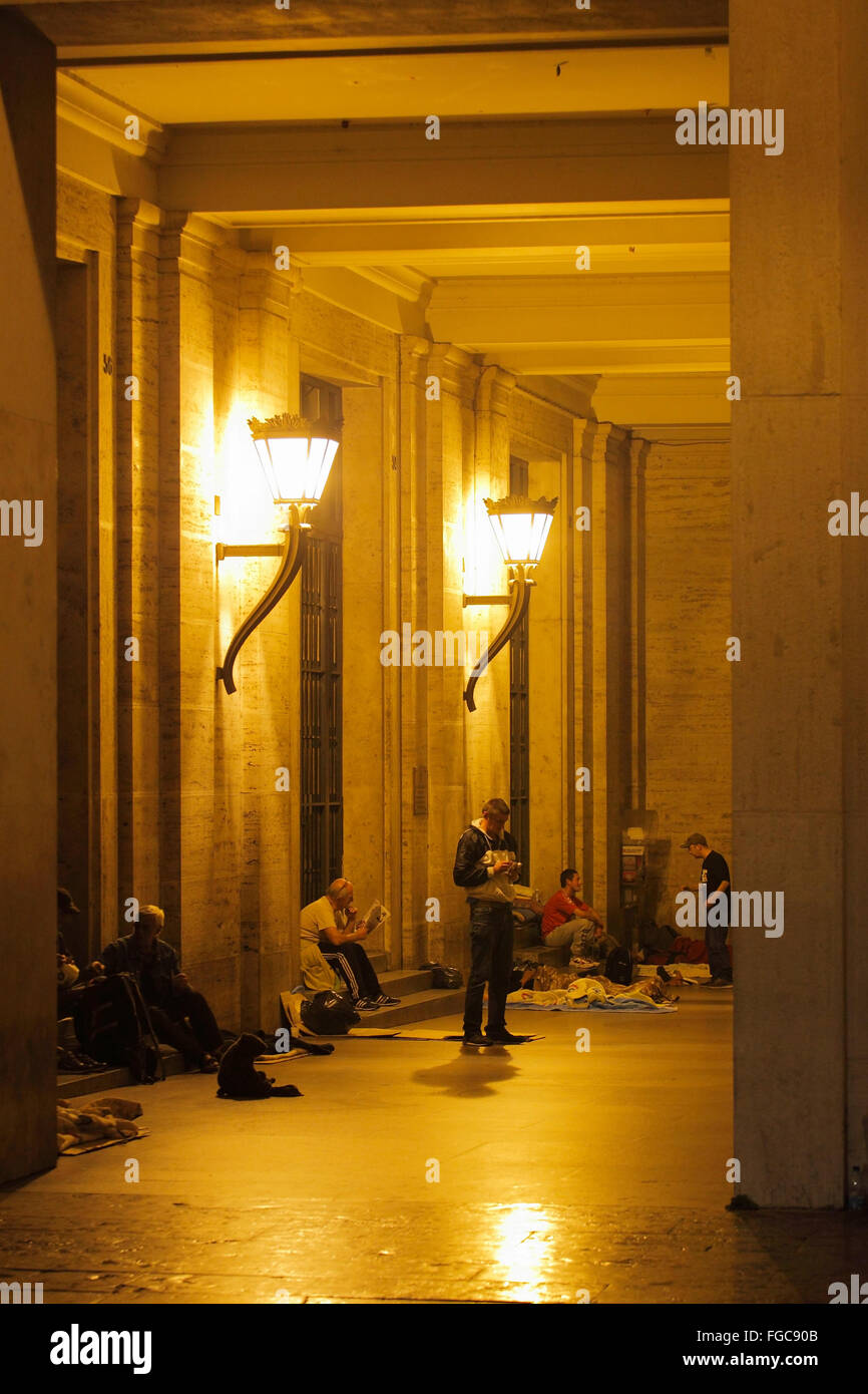 Homeless people hi-res stock photography and images - Alamy