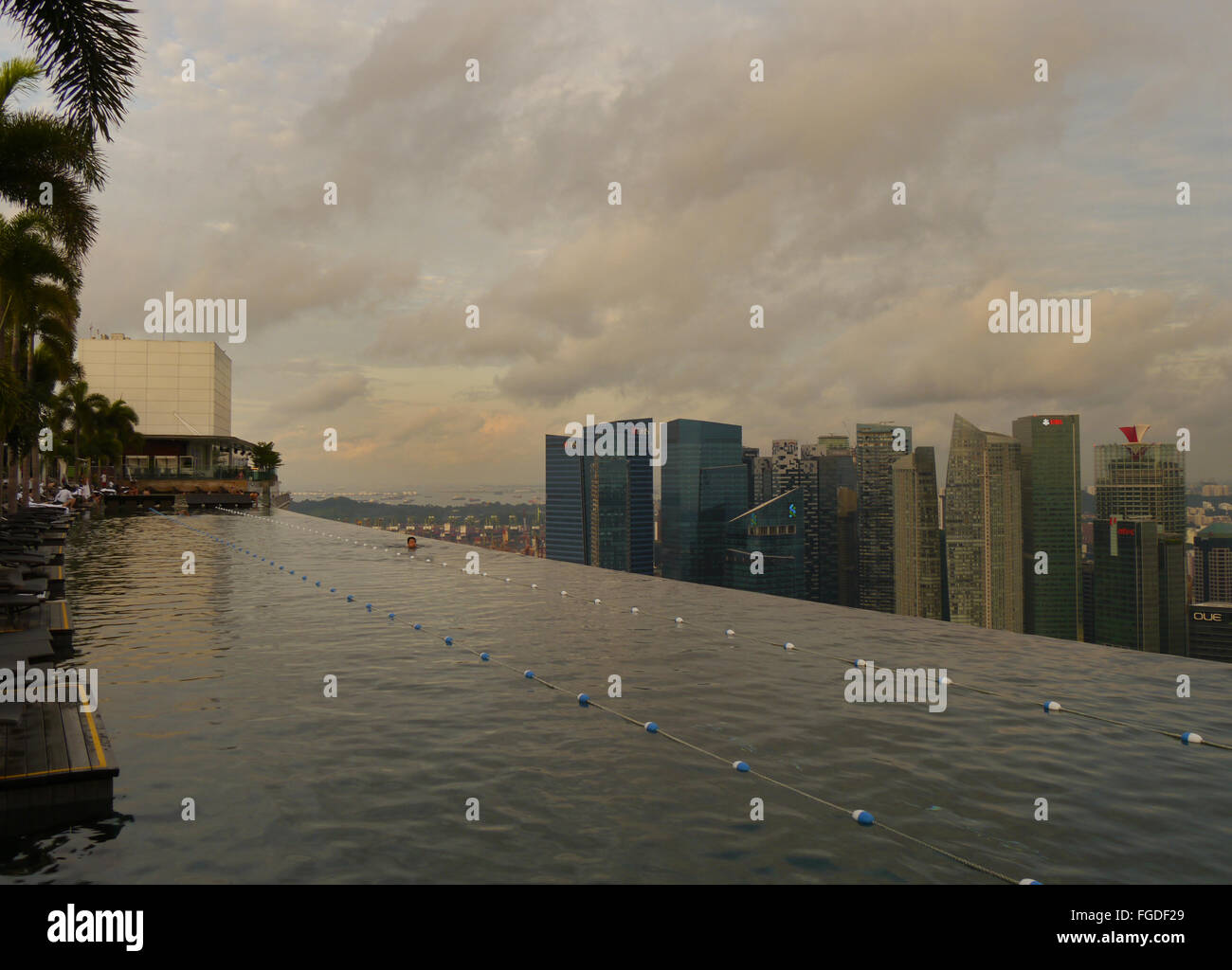 The infinity pool on the top of the Marina Bay Sands Hotel in Singapore ...