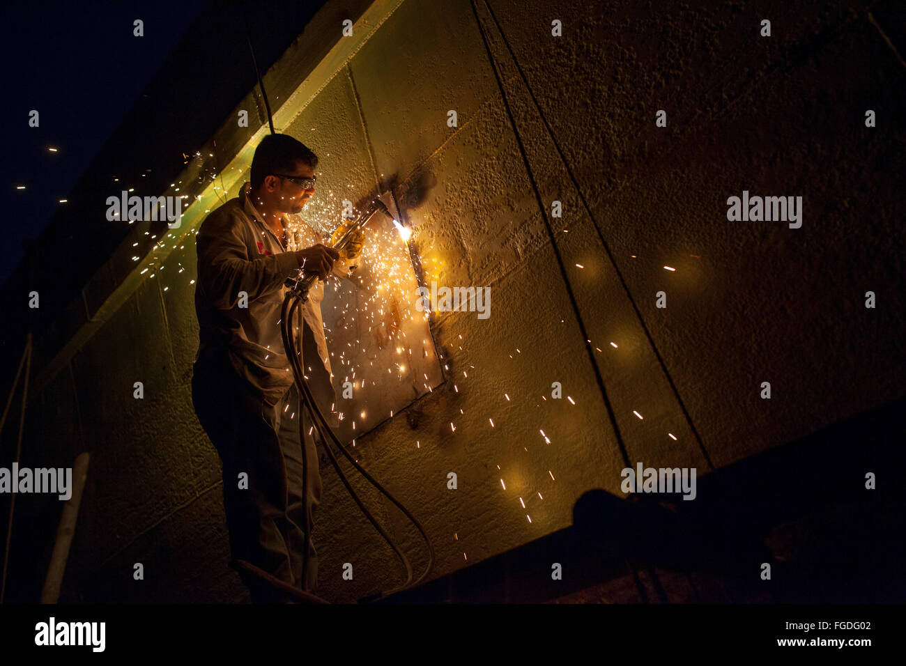 Day in the life of welder hi-res stock photography and images - Alamy