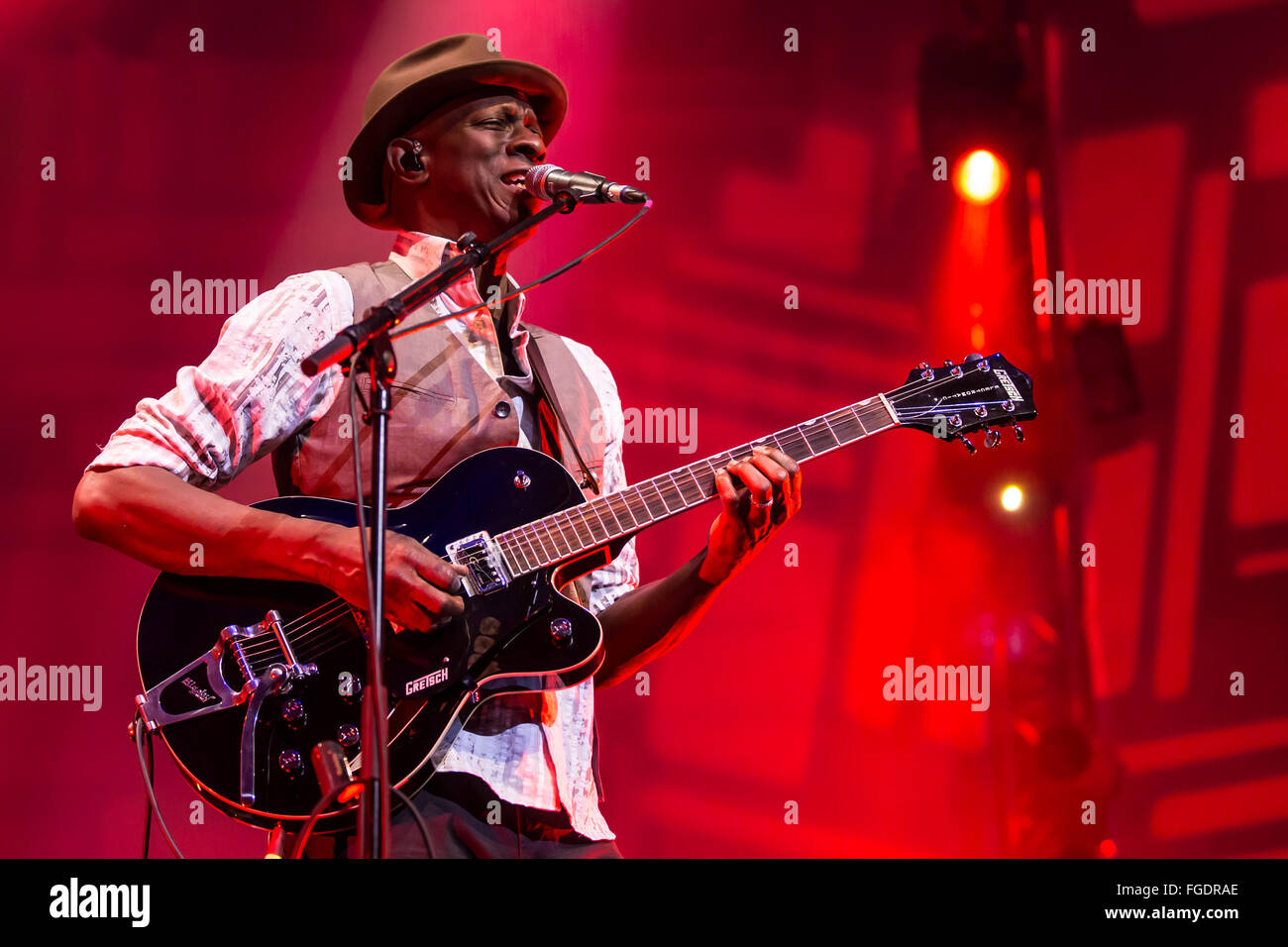 Mo singer hi-res stock photography and images - Alamy
