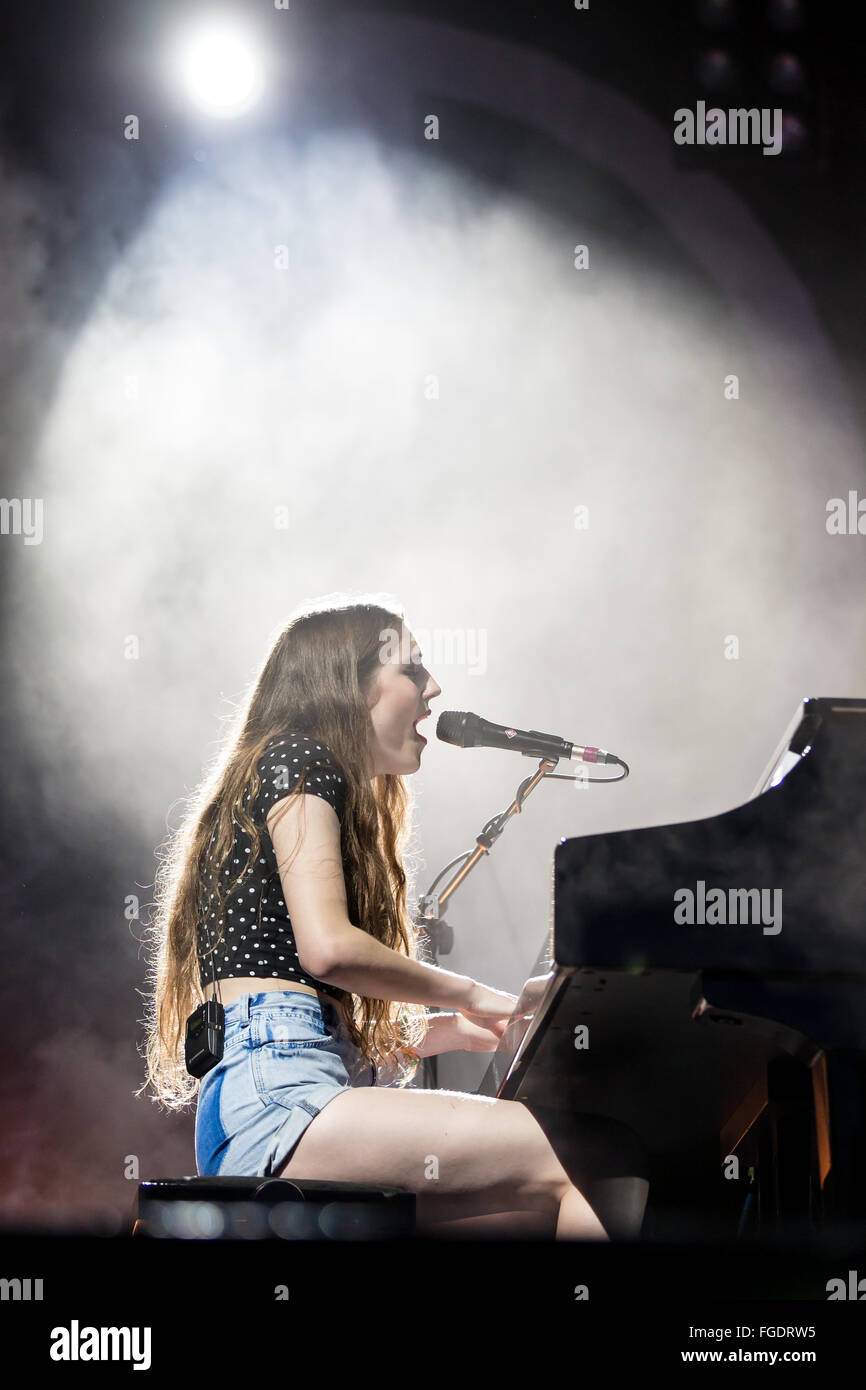 Birdy stage hi-res stock photography and images - Alamy
