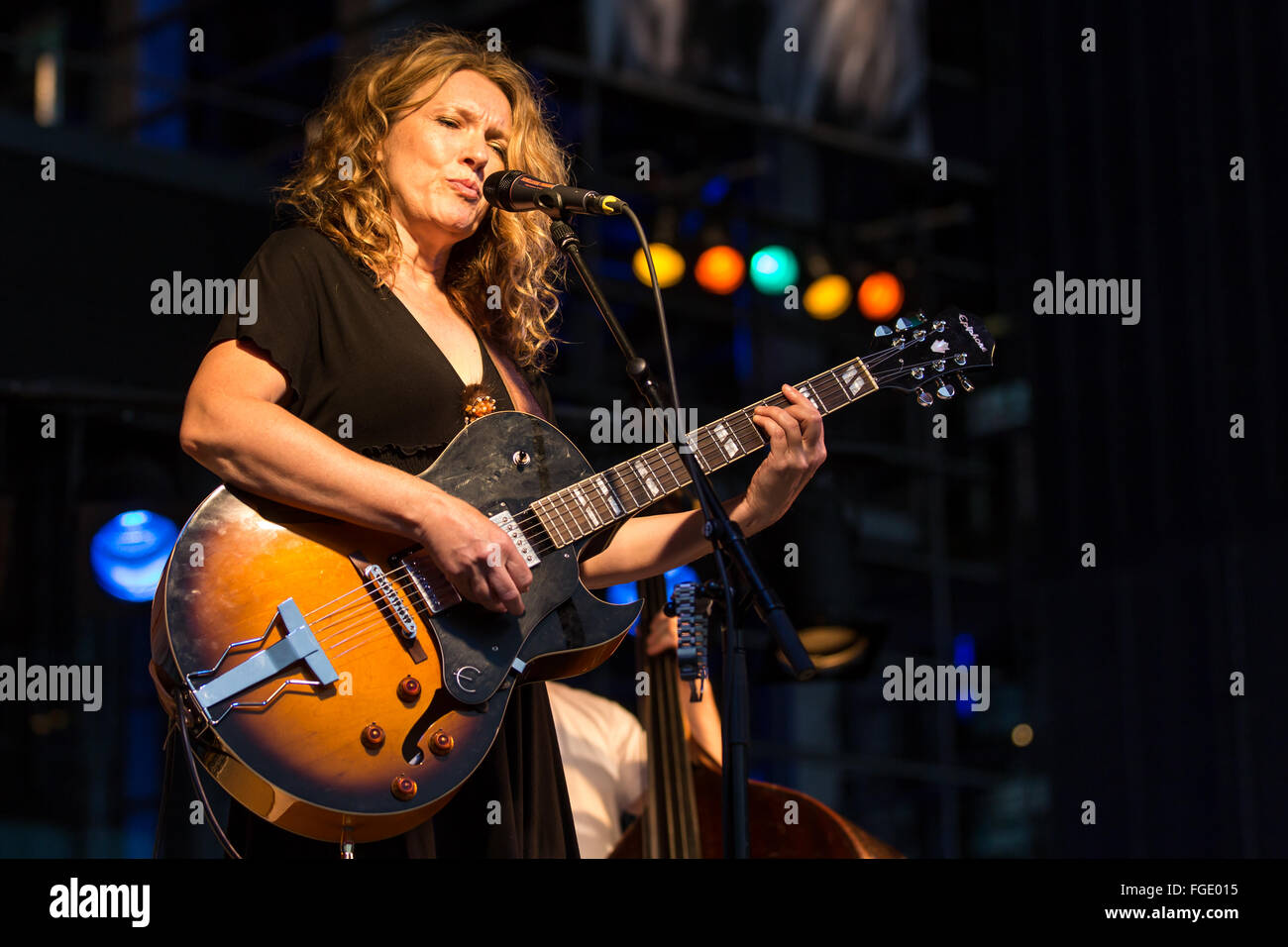 Lisa singer hi-res stock photography and images - Alamy