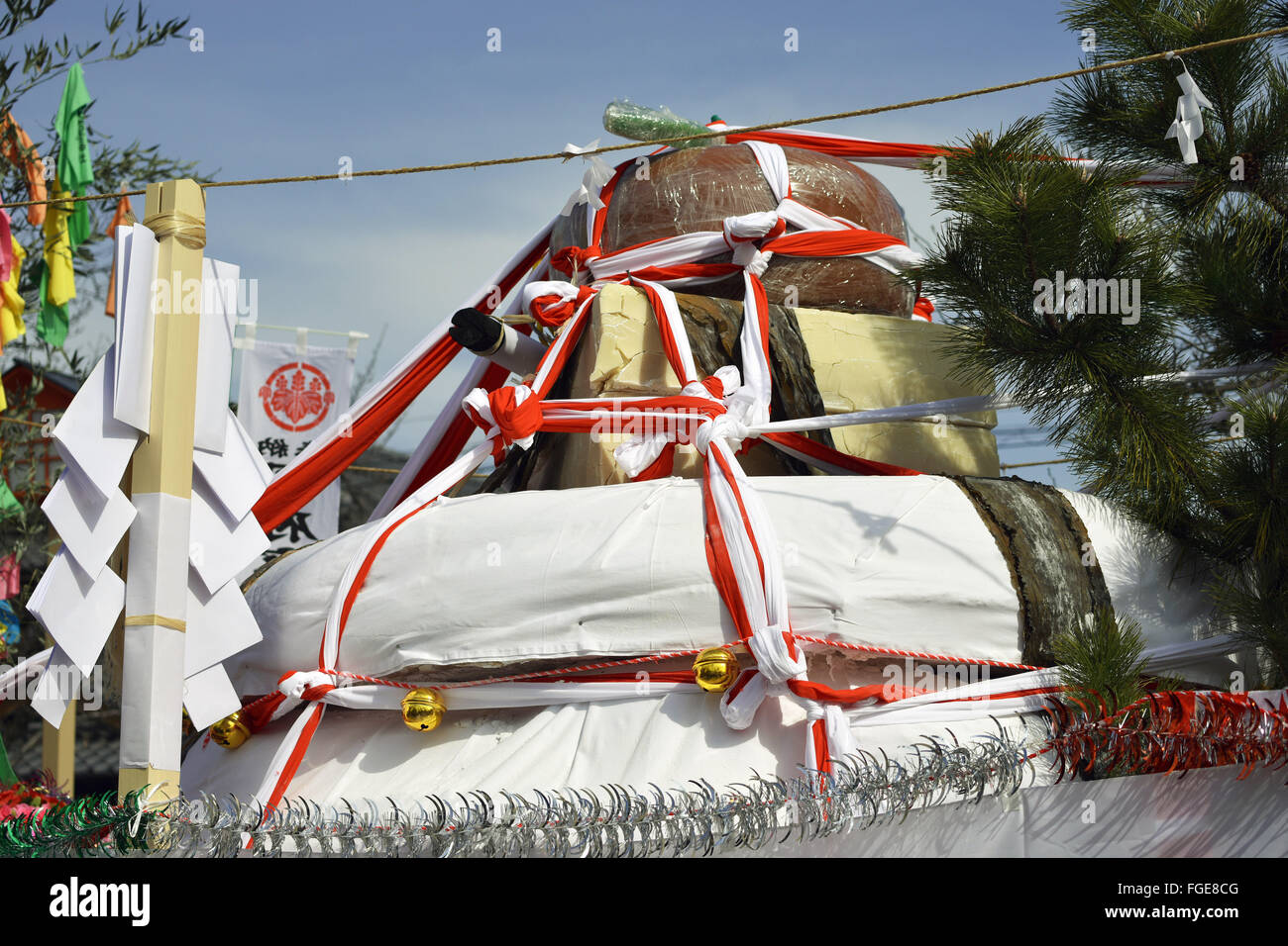 Giant 4 tones "mirror rice cake" on its way to Konomiya Shrine in ...