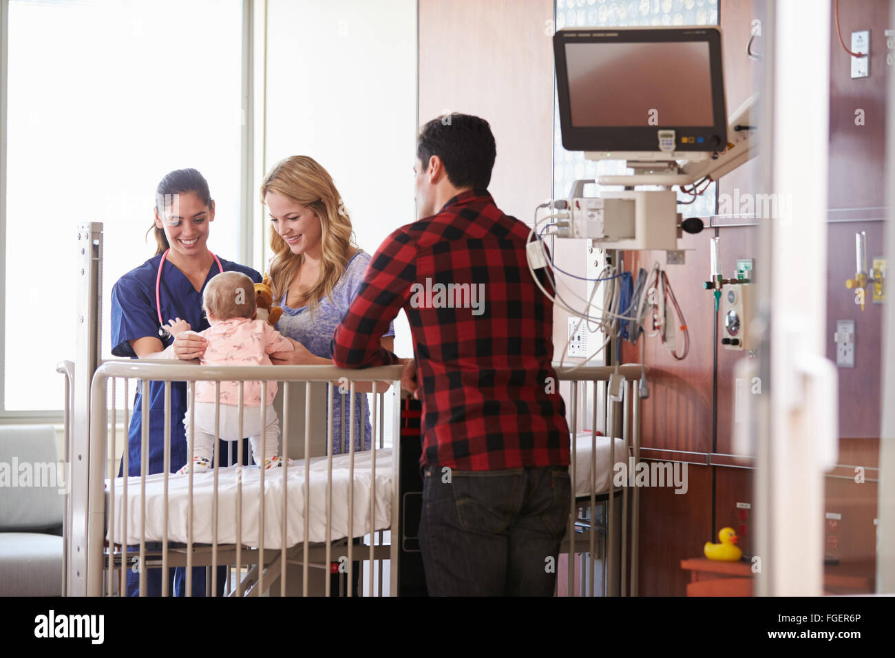 Pediatrician Visiting Parents And Child In Hospital Bed Stock Photo - Alamy