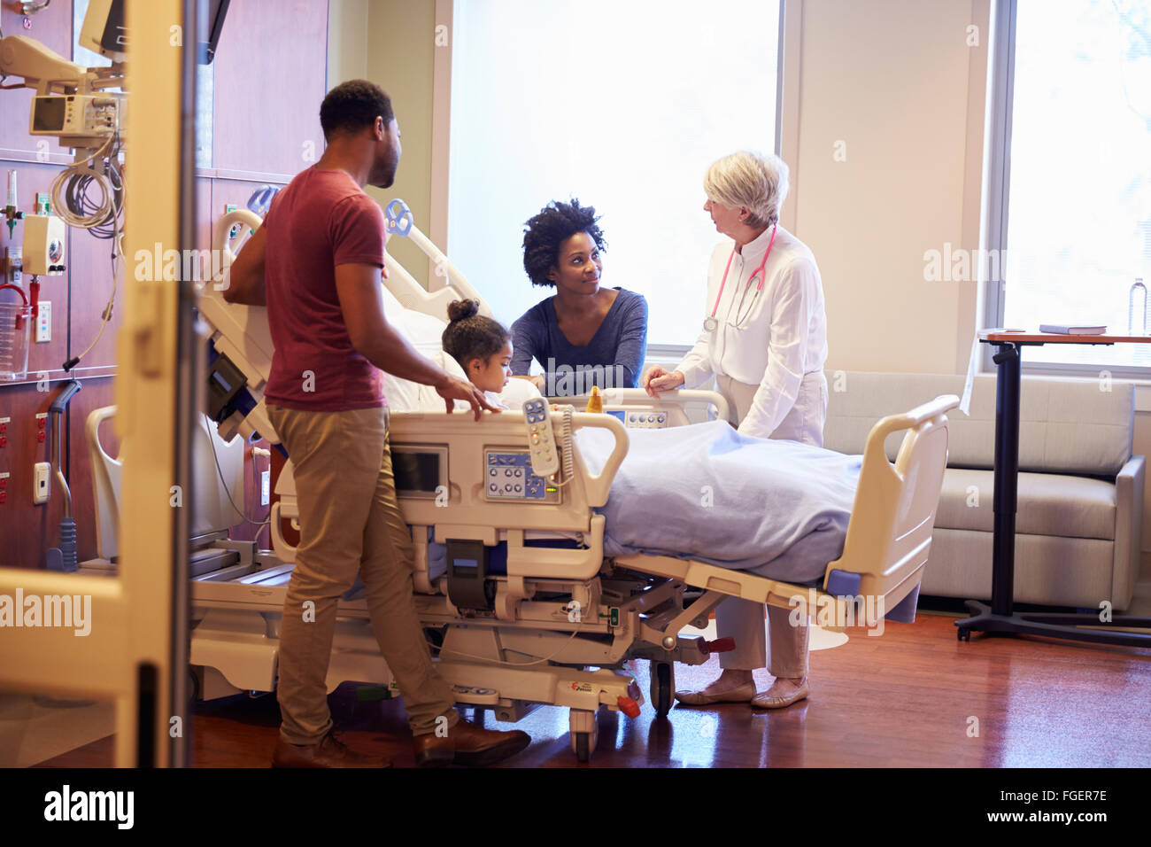 Pediatrician Visiting Parents And Child In Hospital Bed Stock Photo - Alamy