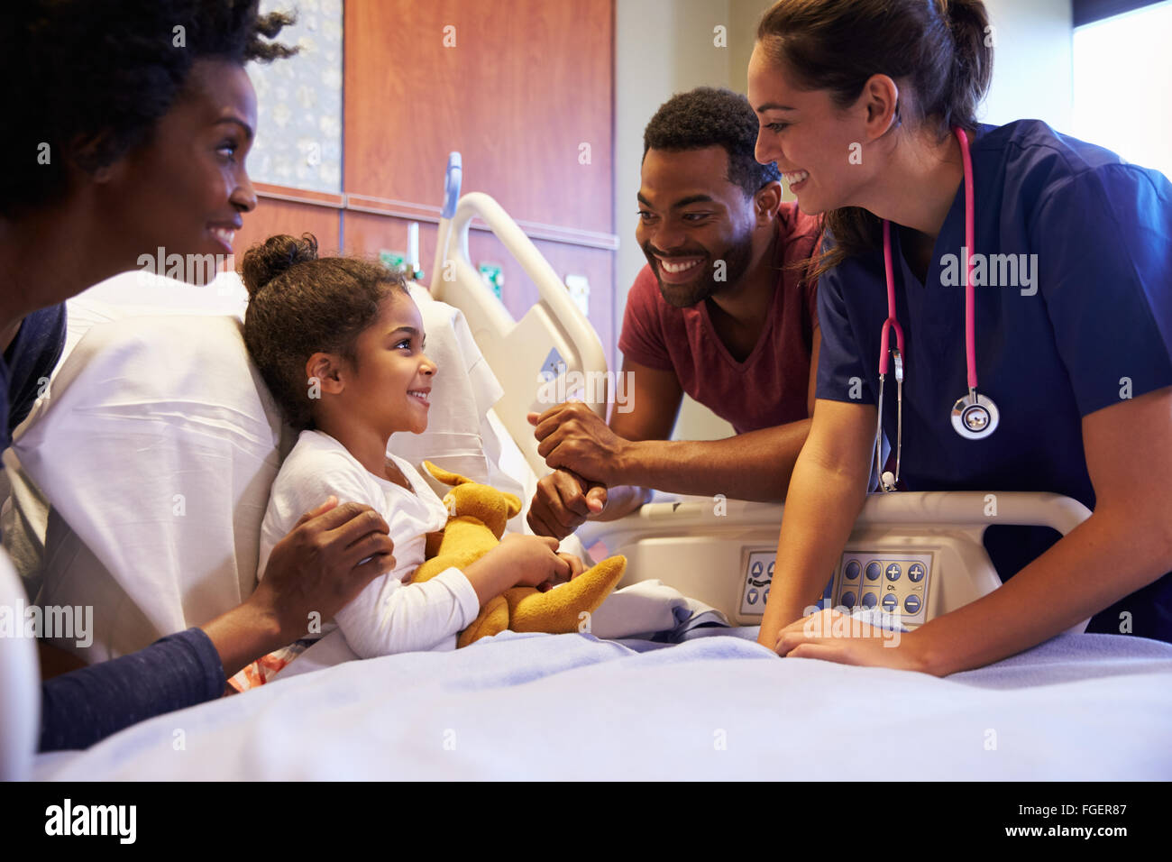 Pediatrician Visiting Parents And Child In Hospital Bed Stock Photo - Alamy