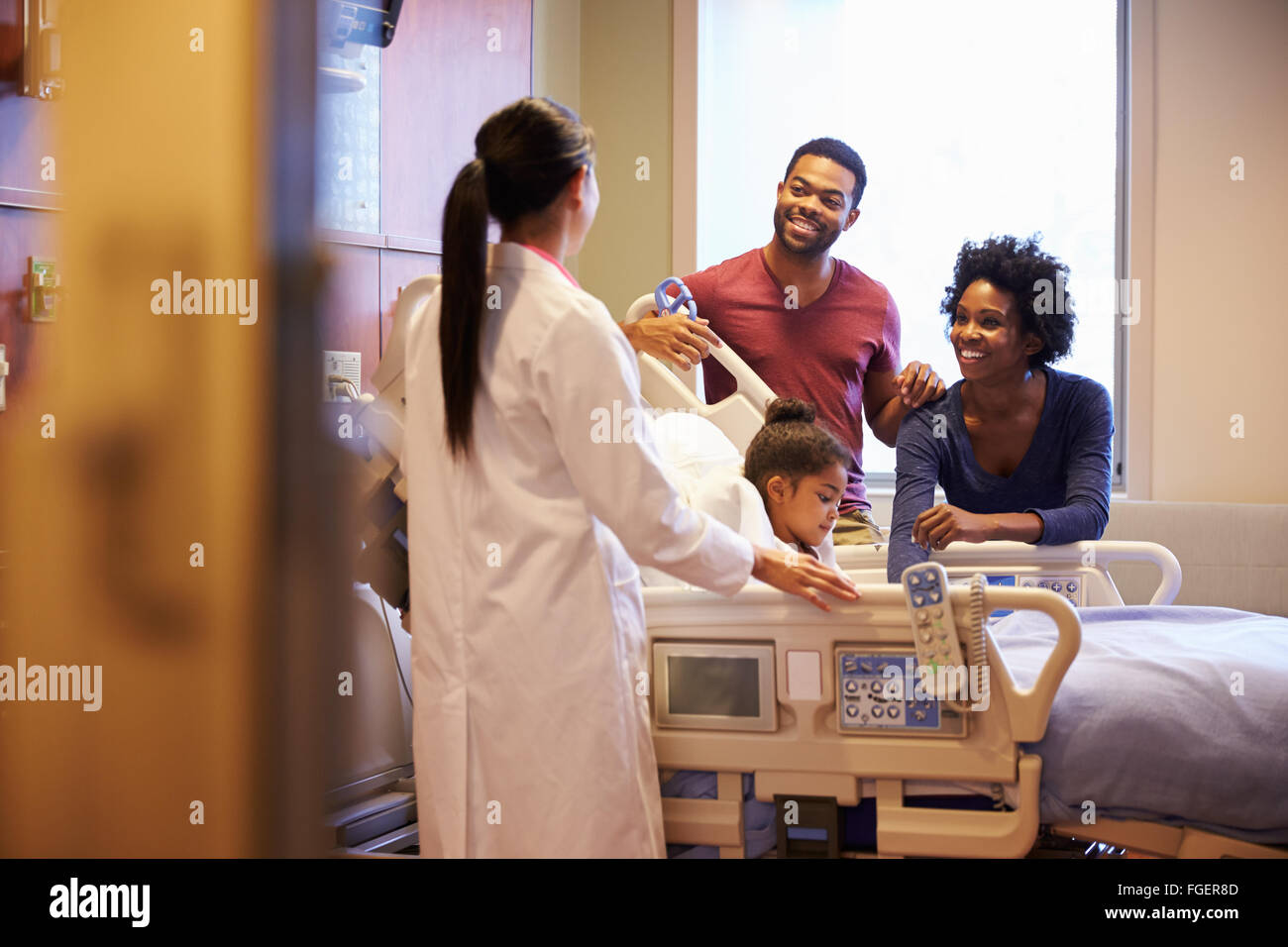 Pediatrician Visiting Parents And Child In Hospital Bed Stock Photo - Alamy