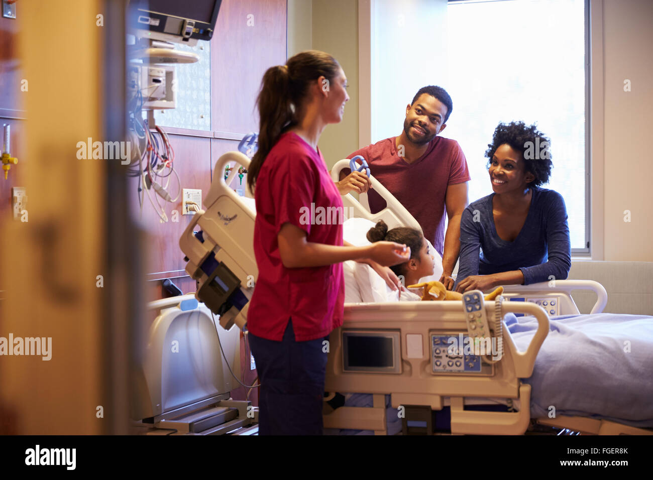 Pediatrician Visiting Parents And Child In Hospital Bed Stock Photo - Alamy