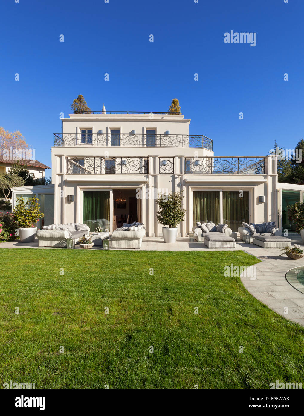 Beautiful front garden hi-res stock photography and images - Alamy