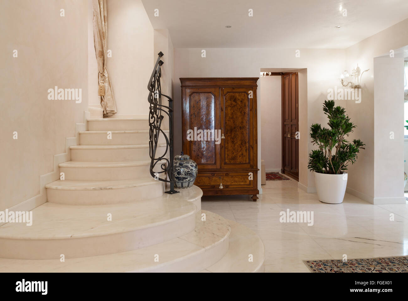 Entrance to a luxury mansion hi-res stock photography and images - Alamy