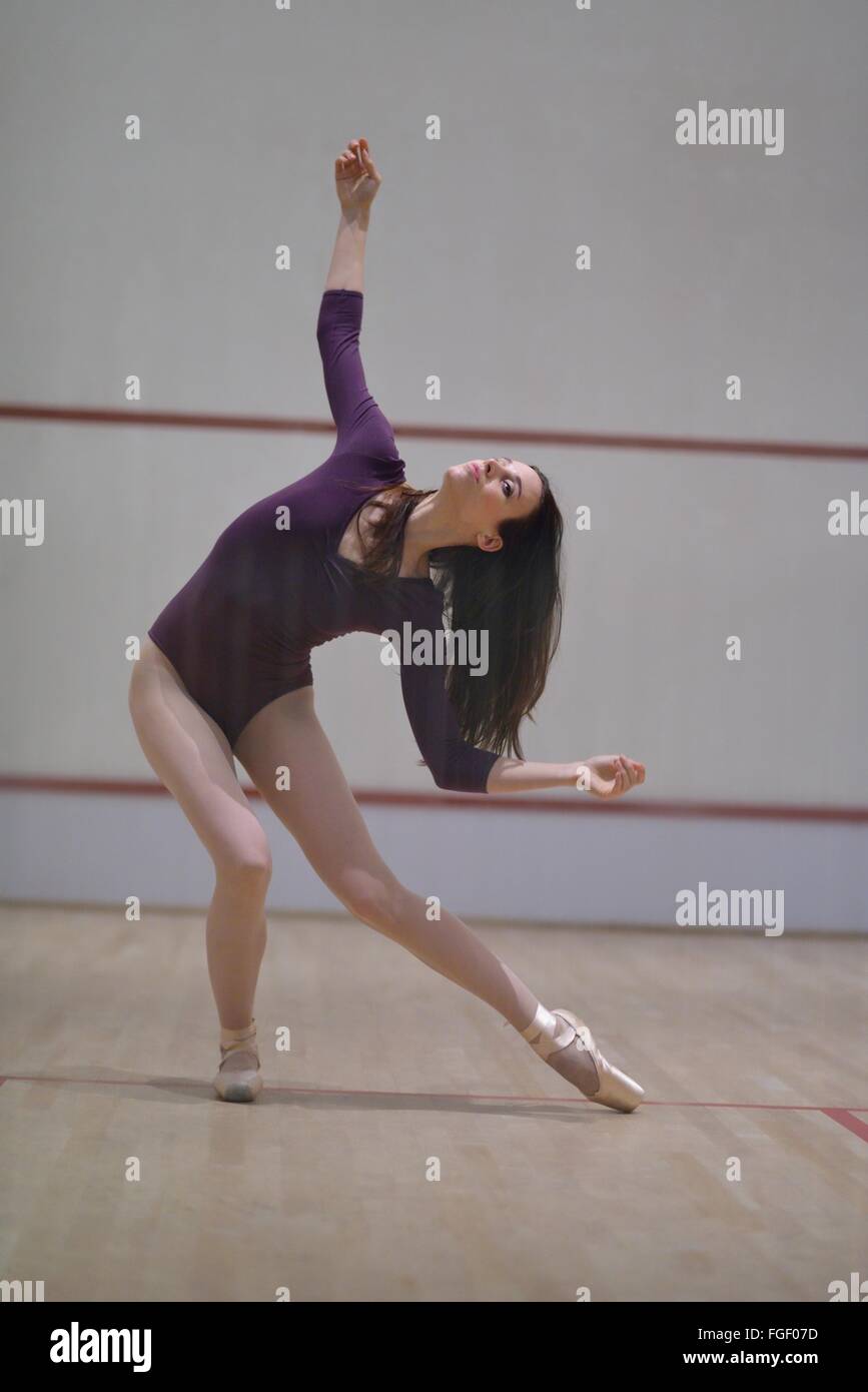 Ballett pose hi-res stock photography and images - Alamy