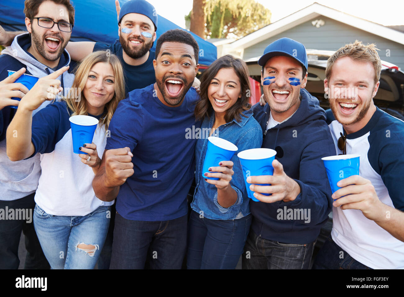 Football fans eating in stadium hi-res stock photography and images - Alamy