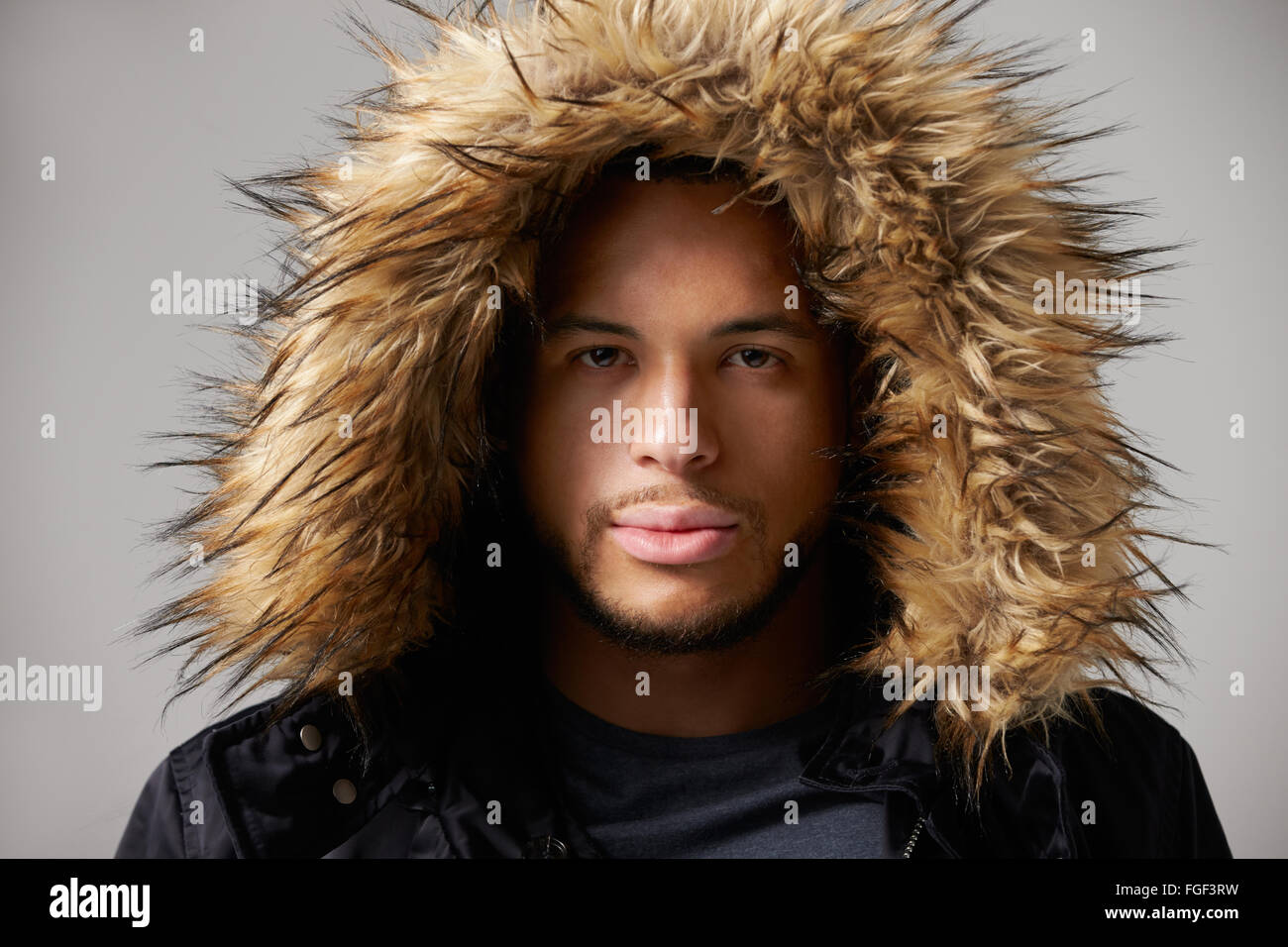 People wearing winter clothing hi-res stock photography and images - Alamy