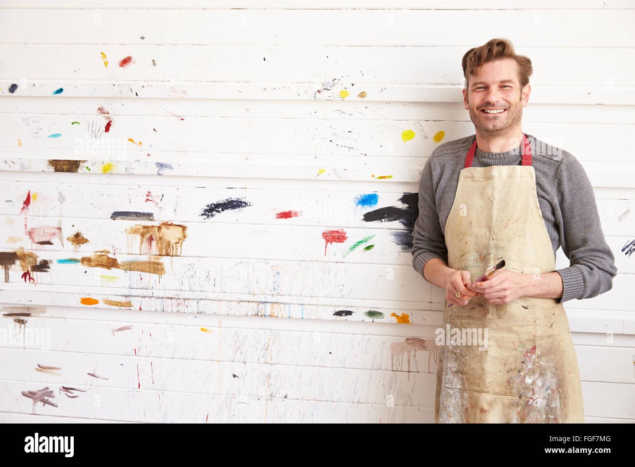 Canvas leaning wall hi-res stock photography and images - Alamy