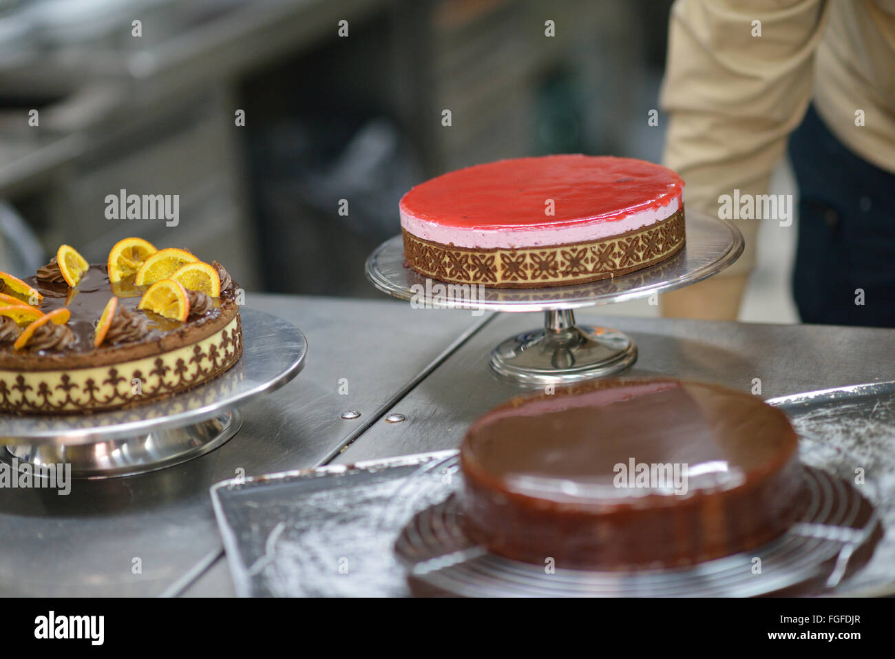 chef preparing desert cake in the kitchen Stock Photo - Alamy