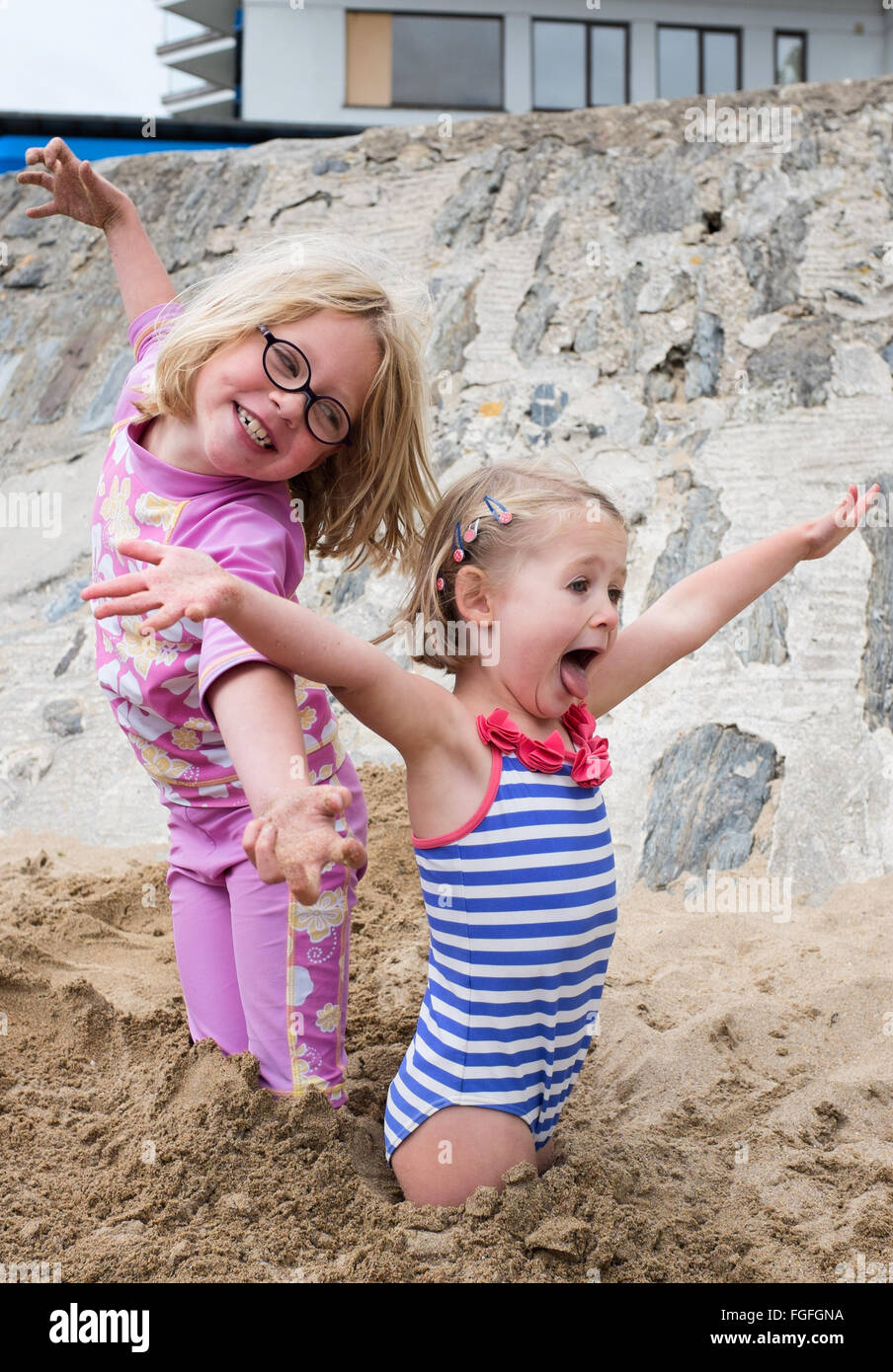 Girls digging hole in sand hi-res stock photography and images - Alamy