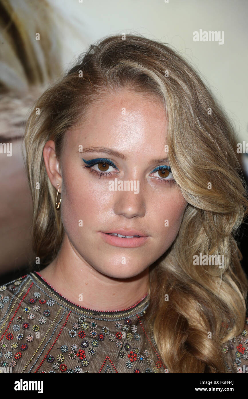 Maika monroe 5th wave hi-res stock photography and images - Alamy