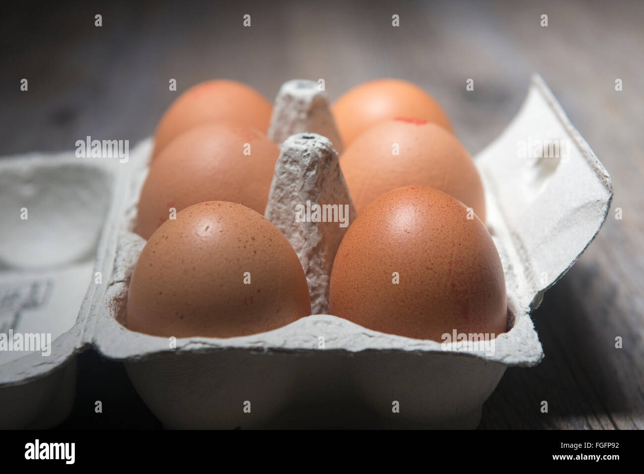 six organic free range eggs in an egg box Stock Photo - Alamy
