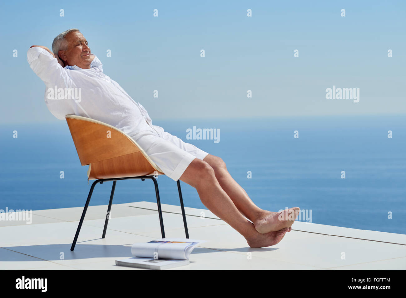 senior man sitting outside Stock Photo - Alamy