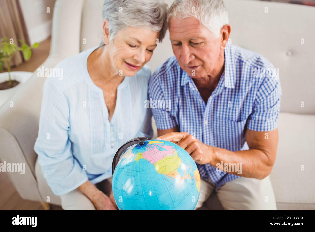 Old man looking at a map hi-res stock photography and images - Alamy