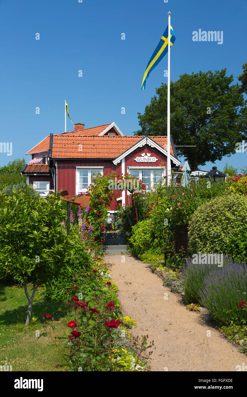 Swedish red cottage hi-res stock photography and images - Alamy