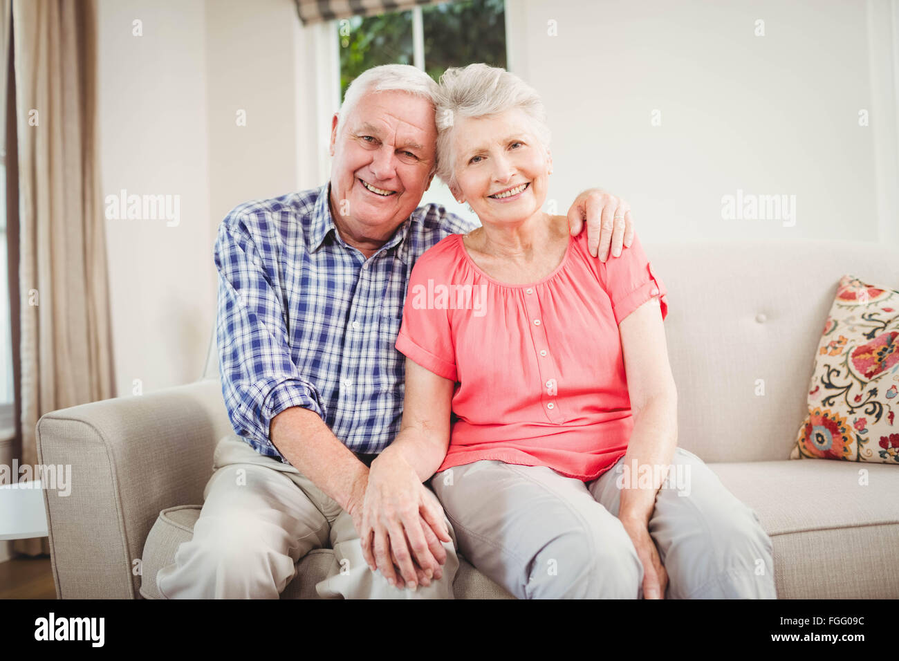 Old couple sitting smiling hi-res stock photography and images - Alamy