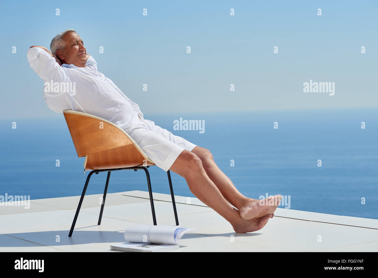 senior man sitting outside Stock Photo - Alamy