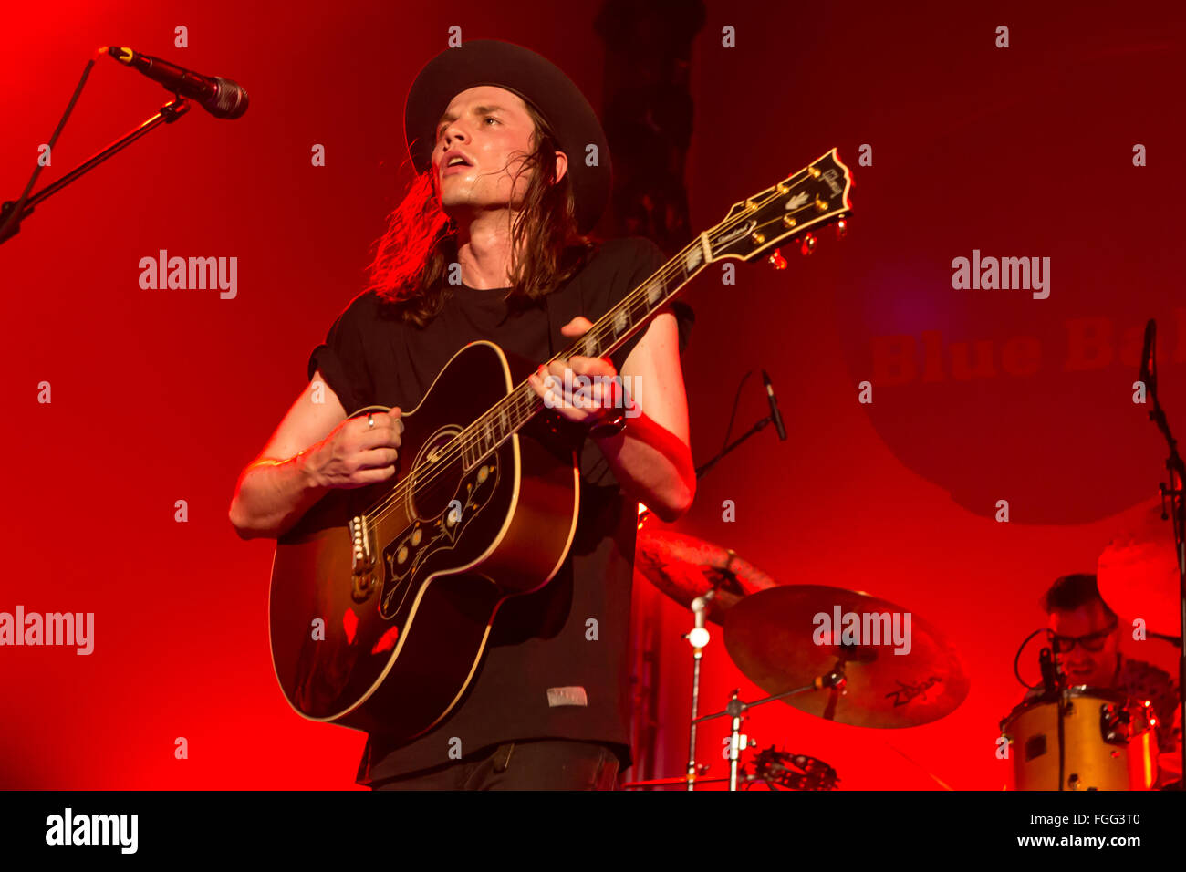 James bay singing hi-res stock photography and images - Alamy
