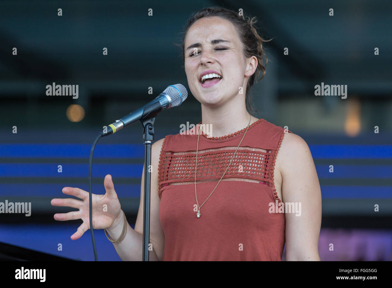 Signora hi-res stock photography and images - Alamy