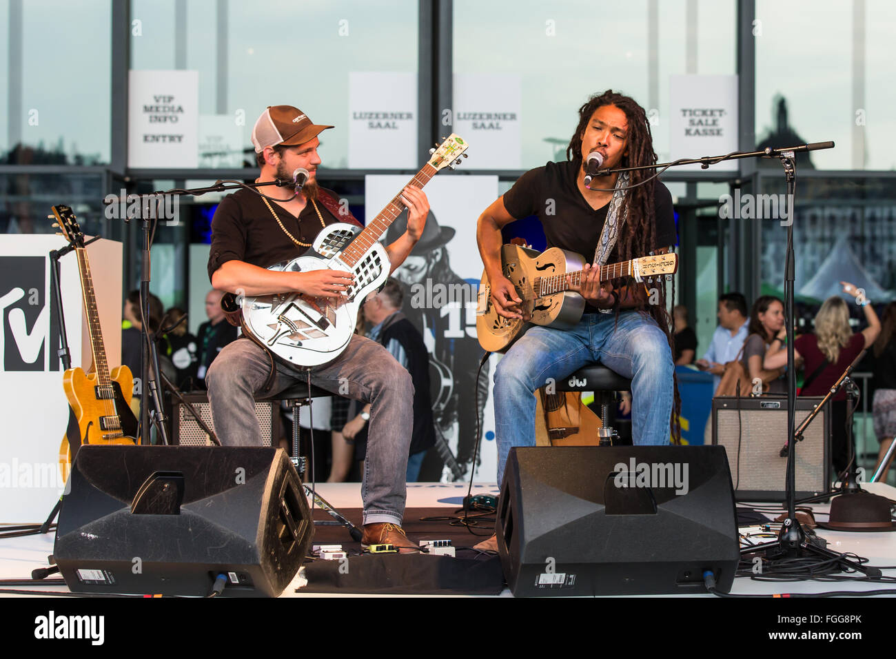Two concert hi-res stock photography and images - Alamy