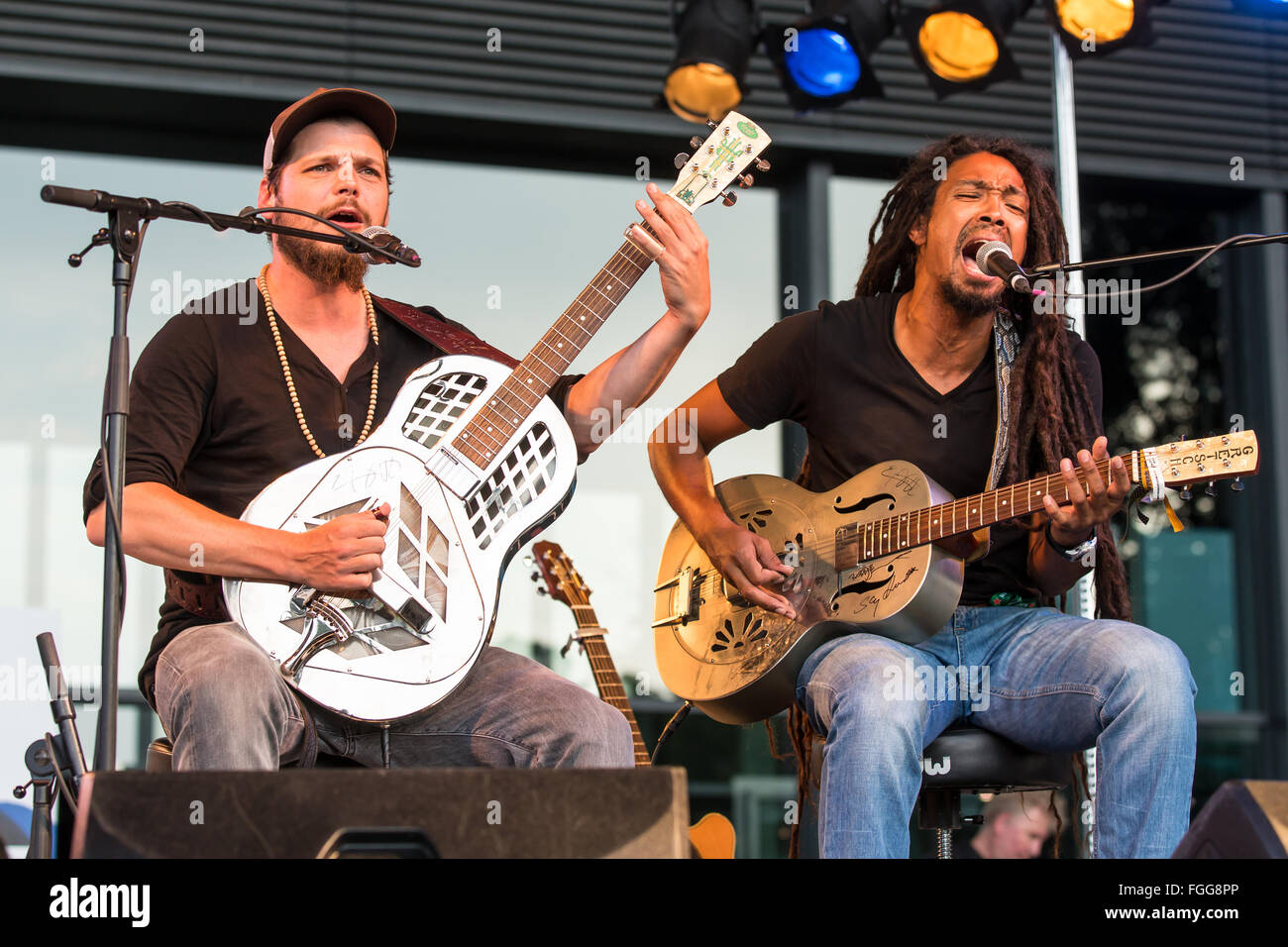 Two concert hi-res stock photography and images - Alamy