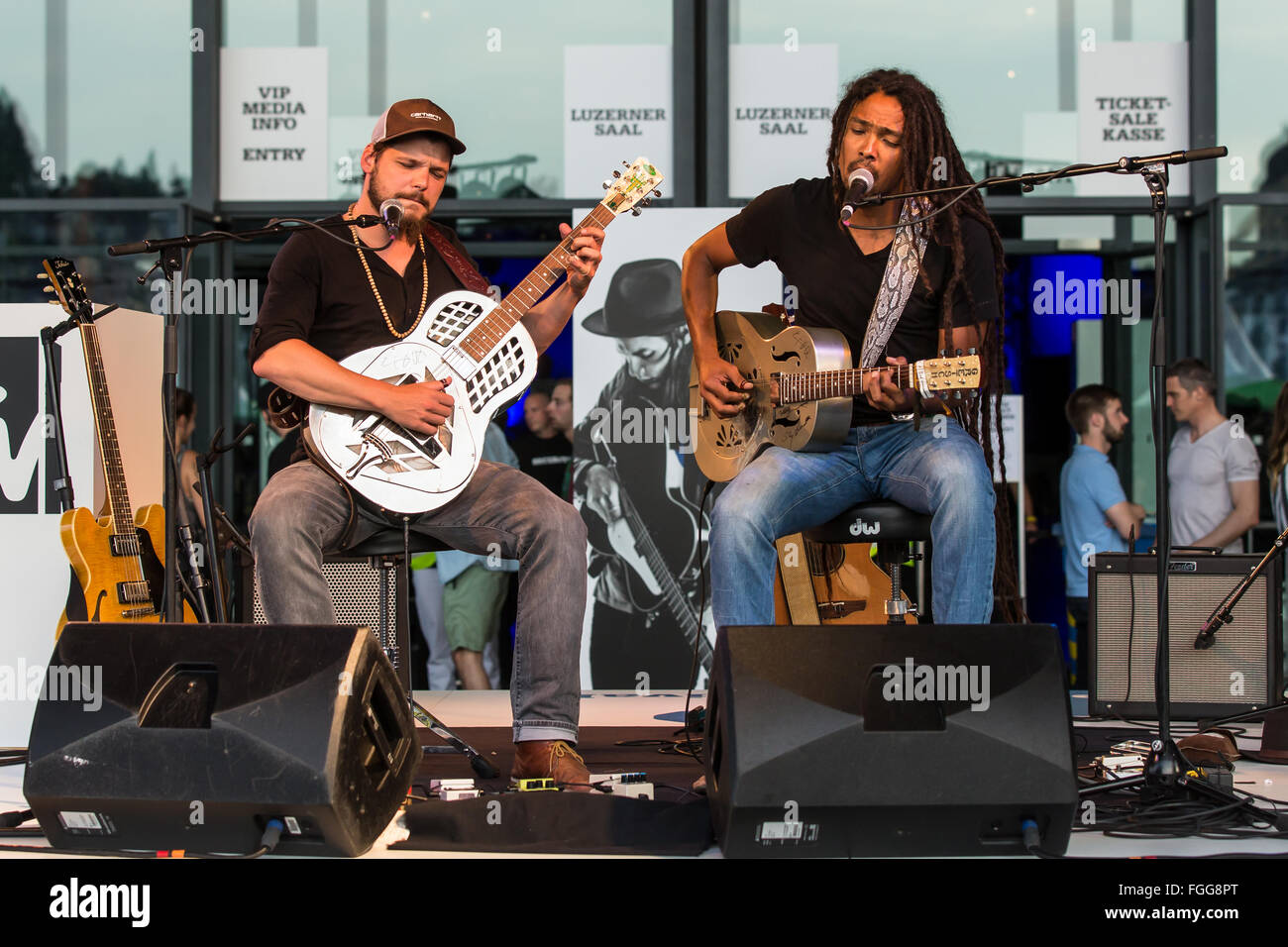 Two concert hi-res stock photography and images - Alamy